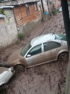 En Chilpancingo… Una tromba provocó arrastre de cuatro vehículos e ...